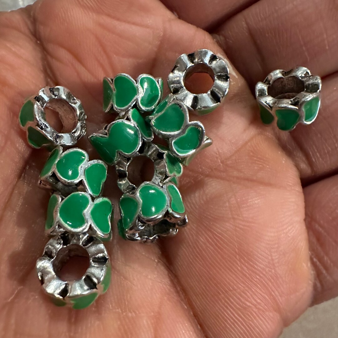 10 Green Heart Charms - Etsy
