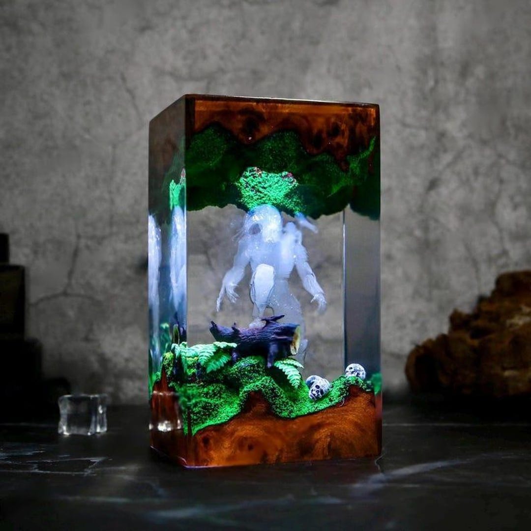 Predator Yautja Cloaking Mode Resin Lamp LED Resin Anime Lamp, Handmade ...