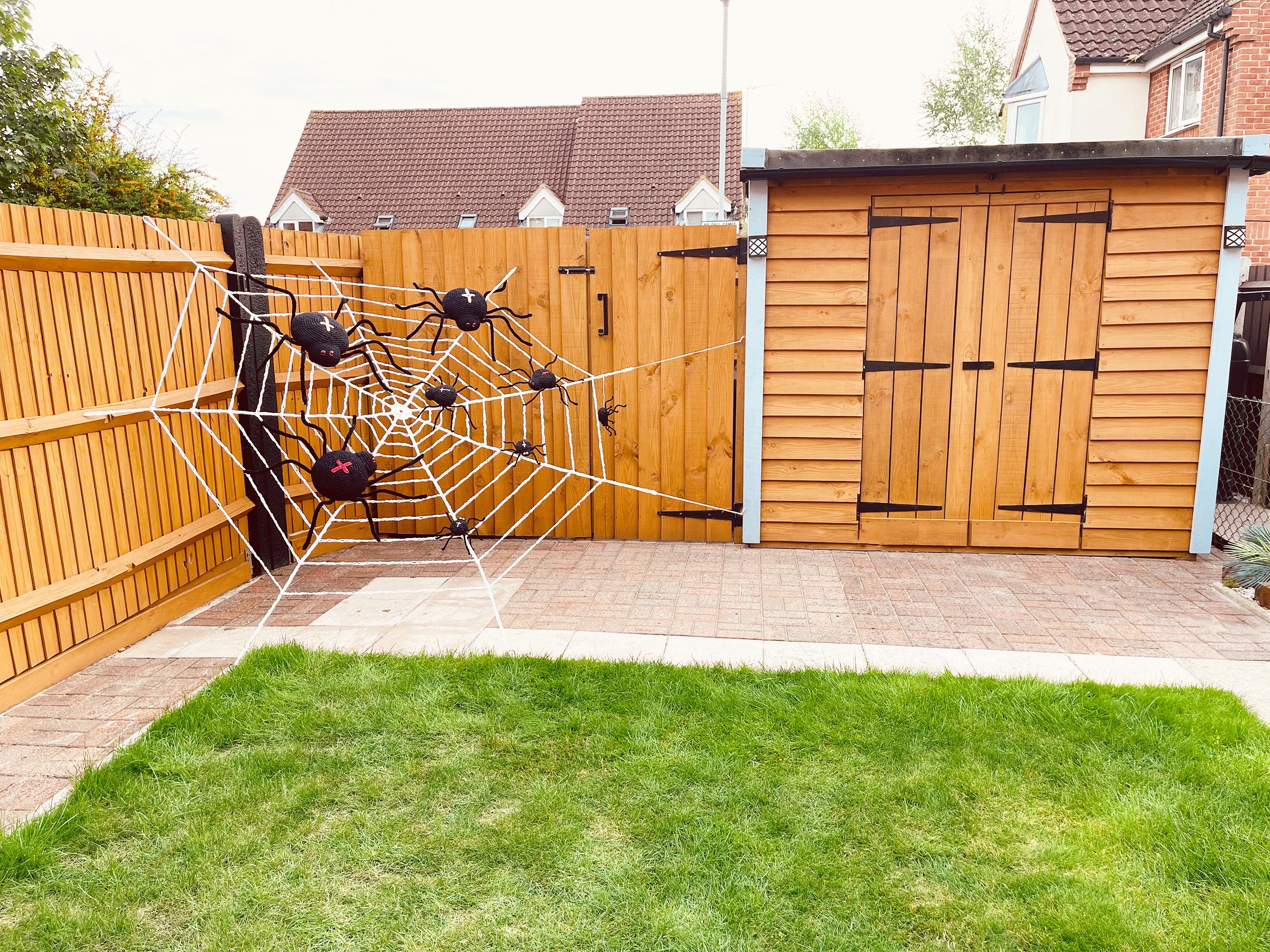 Crochet Pattern: Giant Spider Web & Spiders Halloween Outdoor Decor ...