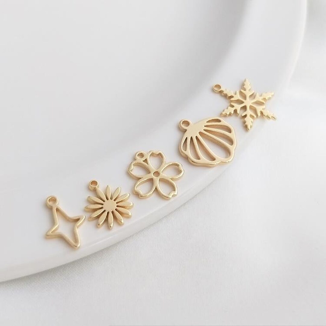 10 Pieces Gold Plated Brass Sakura/snowflake/daisy Charms Pendant ...