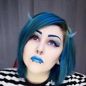 devil horn eye makeup