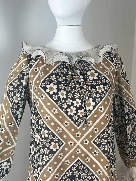 1960s Mod Dress Ruffle Collar Detail Novelty Print Dr… - Gem