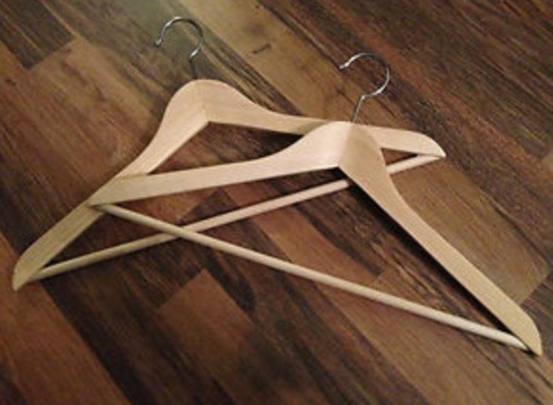 Percha de madera grabada percha de ropa personalizada percha - Etsy España