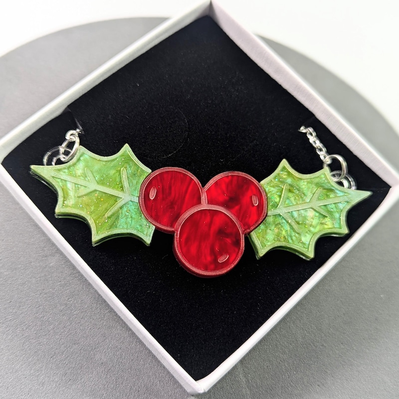 Holly Leaf Necklace - Etsy