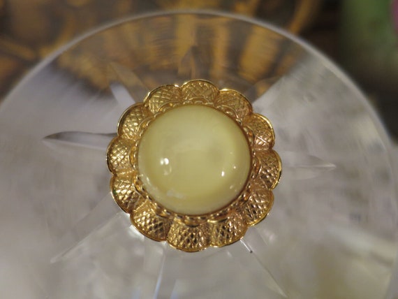 Gorgeous Vintage Lemon Yellow Glass gold tone wavy Ar… - Gem