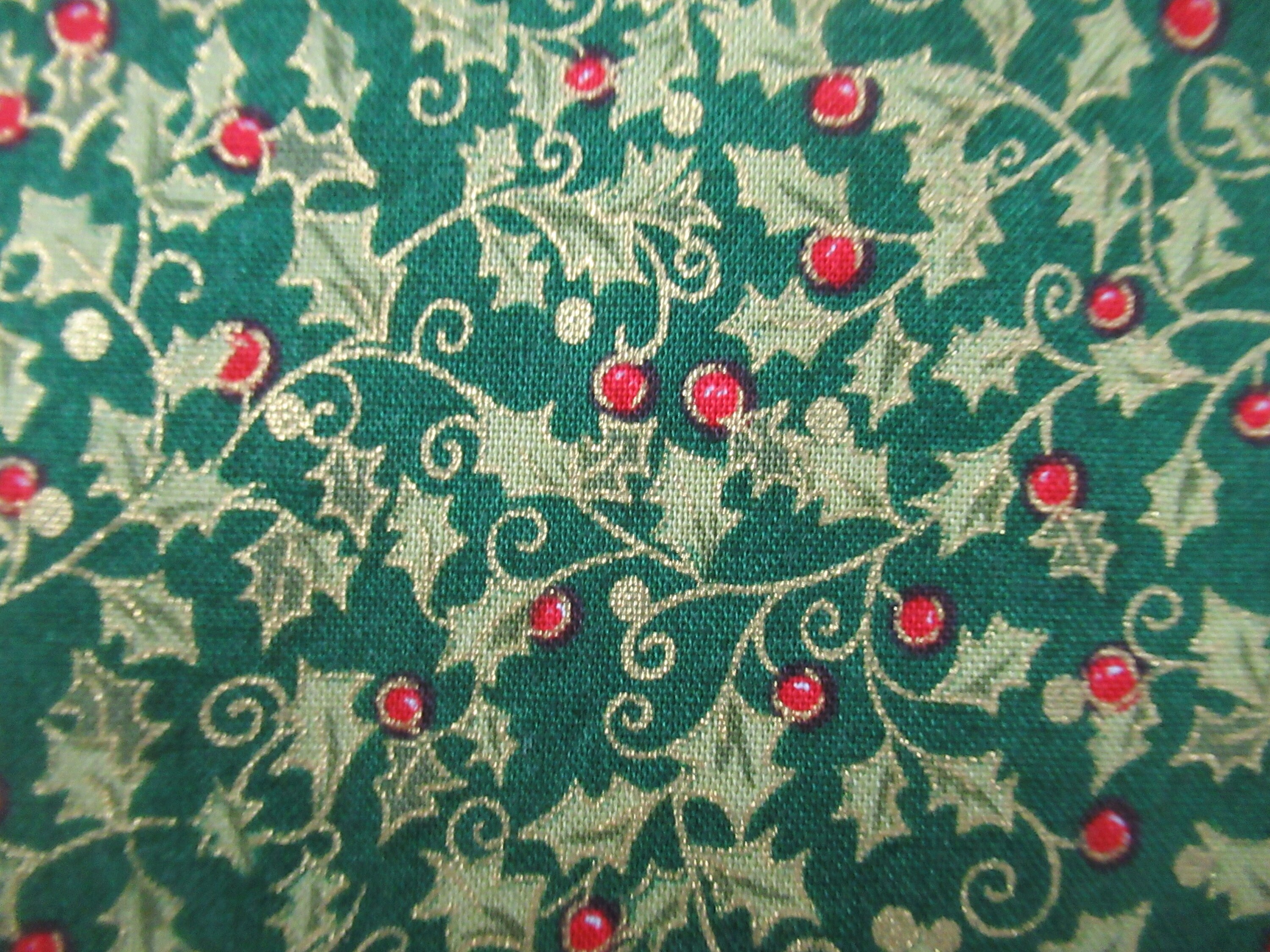 Fabri Quilt Inc. Christmas Seasons Greetings Holly and Berries Green ...