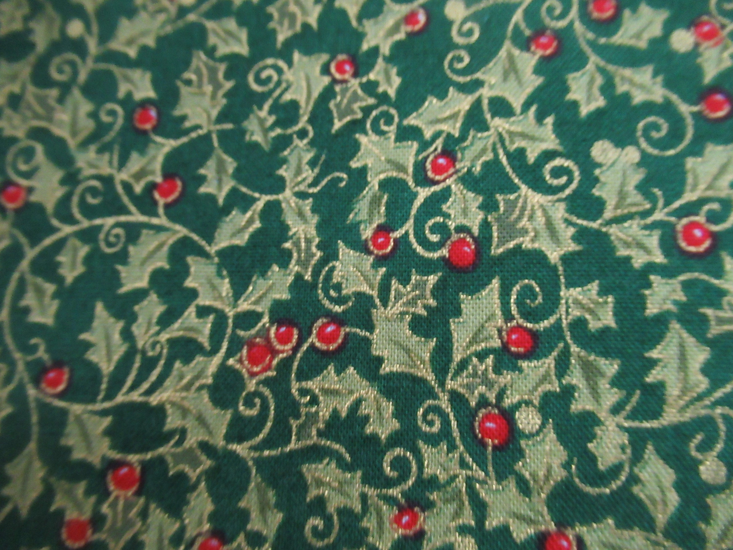 Fabri Quilt Inc. Christmas Seasons Greetings Holly and Berries Green ...