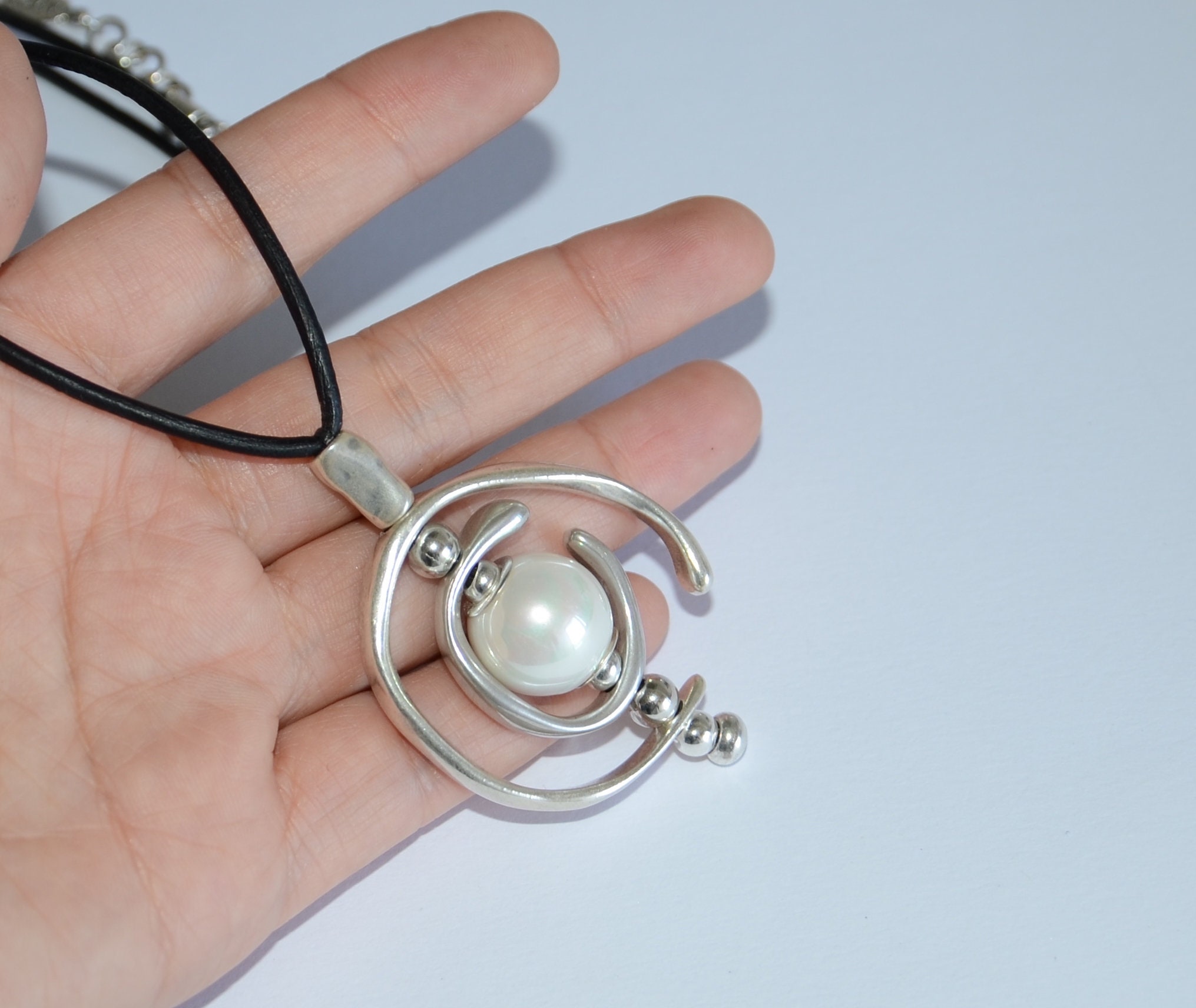 Women Leather Necklace With Big Shell Pearl Beads and Irregular ...