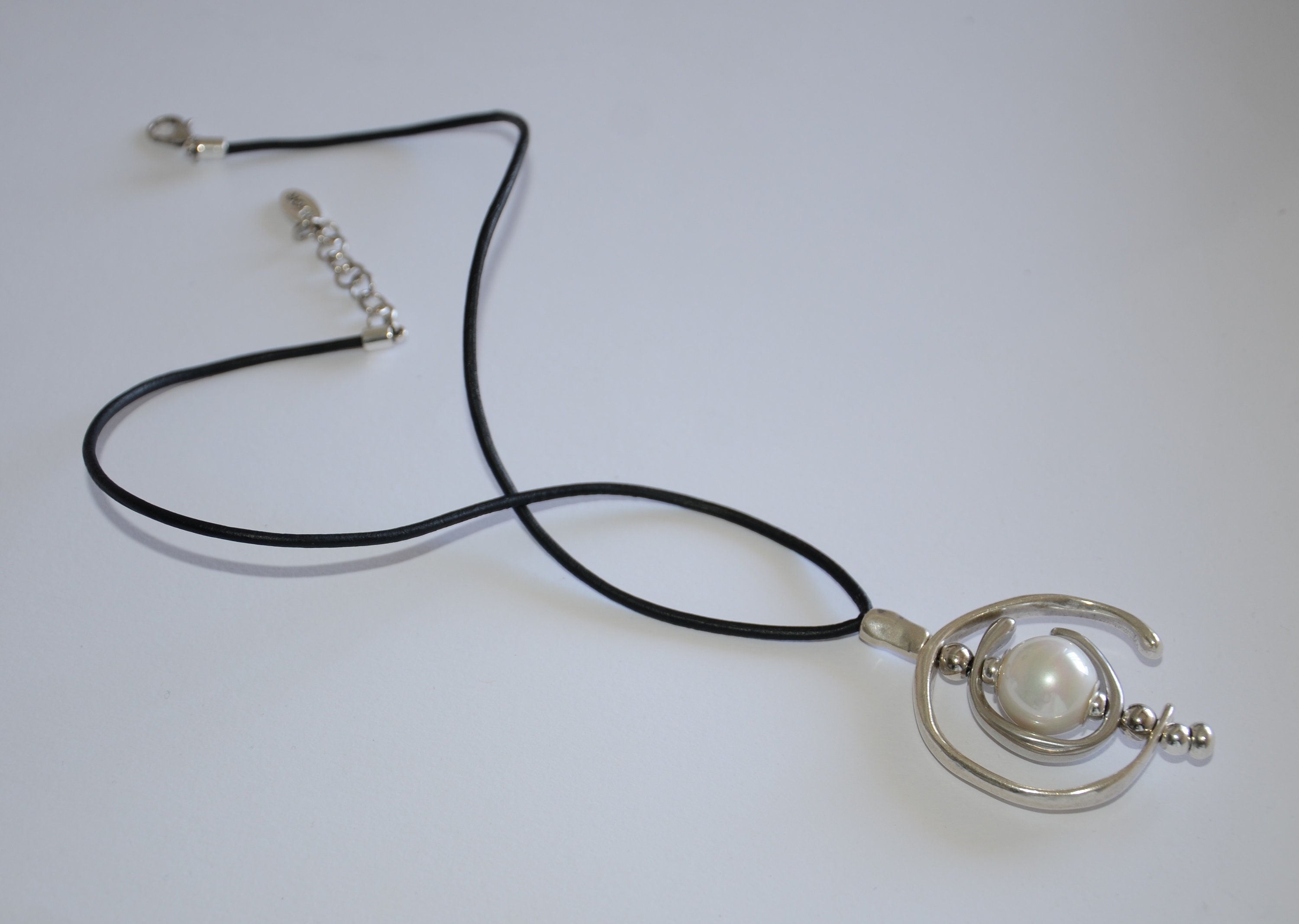 Women Leather Necklace With Big Shell Pearl Beads and Irregular ...