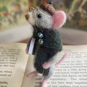 Needle Felted Small Gray Mouse With Acorn Cap and Wool Scarf, Dollhouse ...