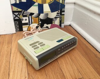 MAGNAVOX The NIGHTLINE model AJ3600 vintage digital alarm clock amfm ...