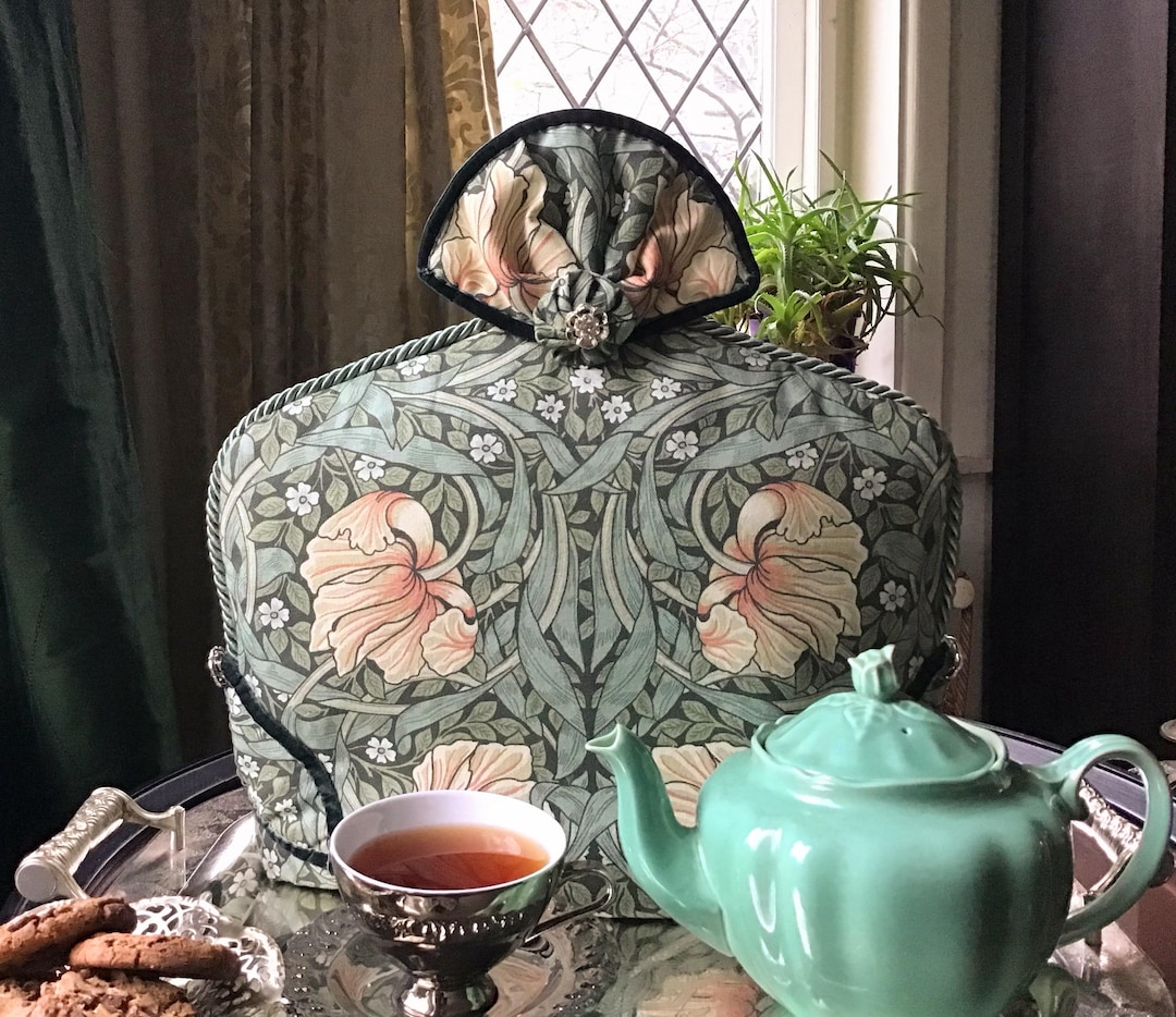William Morris Style Tea Cosy With Stylized Leaves and Poppies, Couvre ...