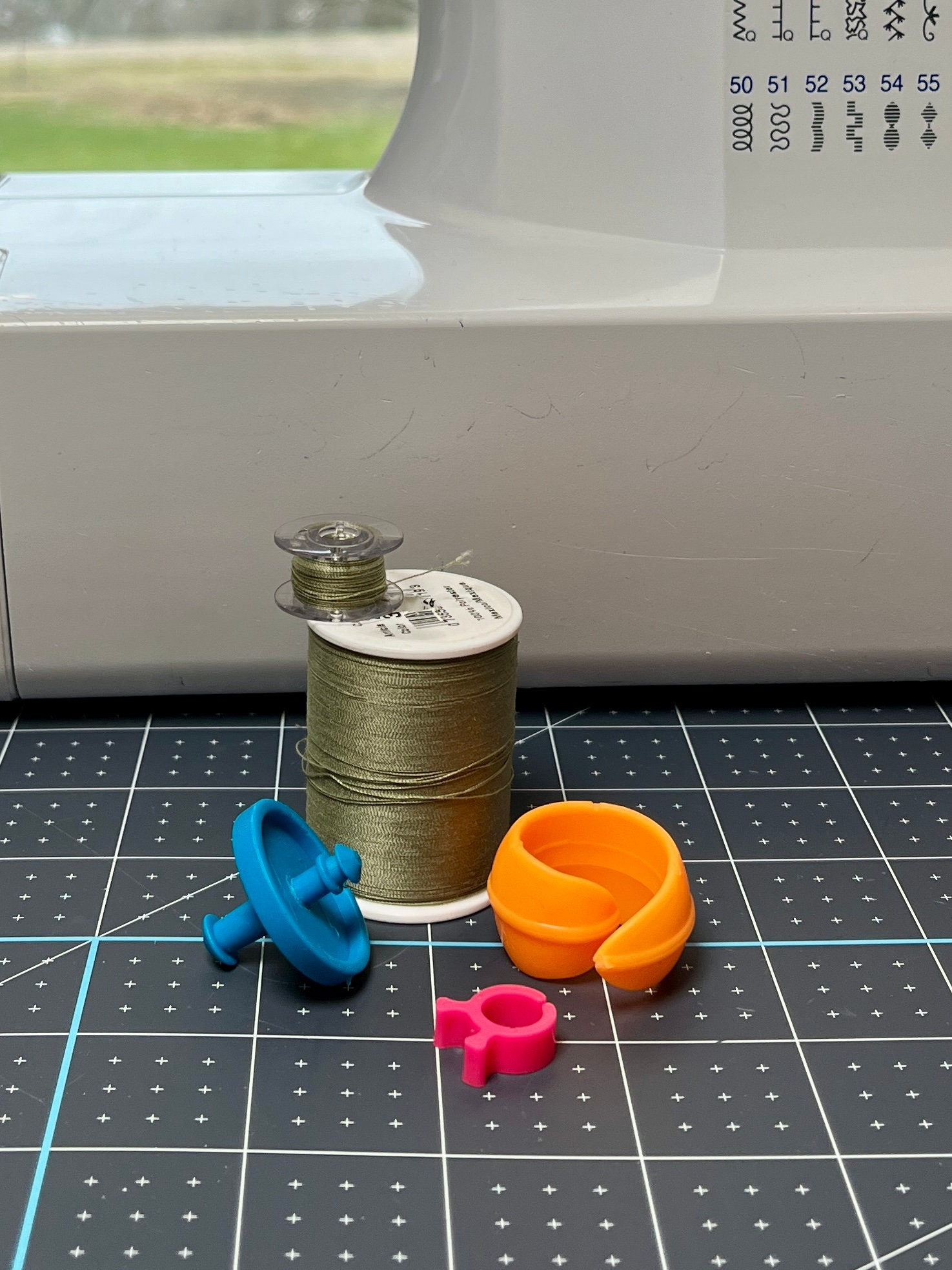 Thread Spool Hugger Bobbin Clip Topper Bobbin Holder Protector Thread ...