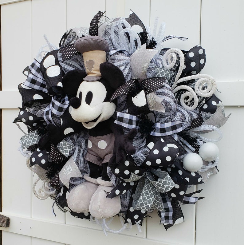 Character Wreath Classic Character Wreath for Front Door - Etsy