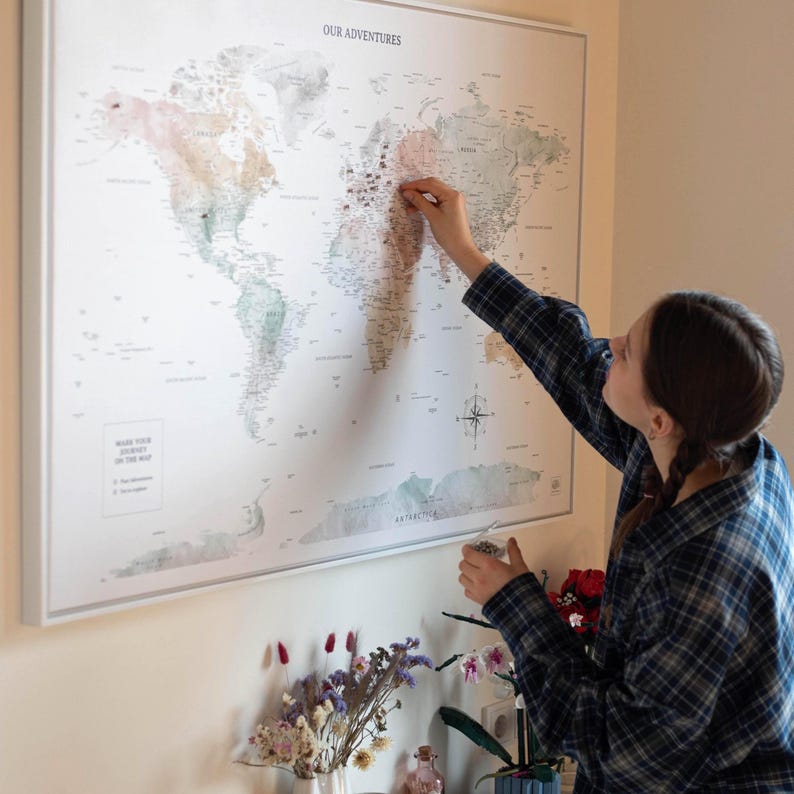 Mapa de pared en tonos apagados, mapa de viaje con chinchetas, tablero ...