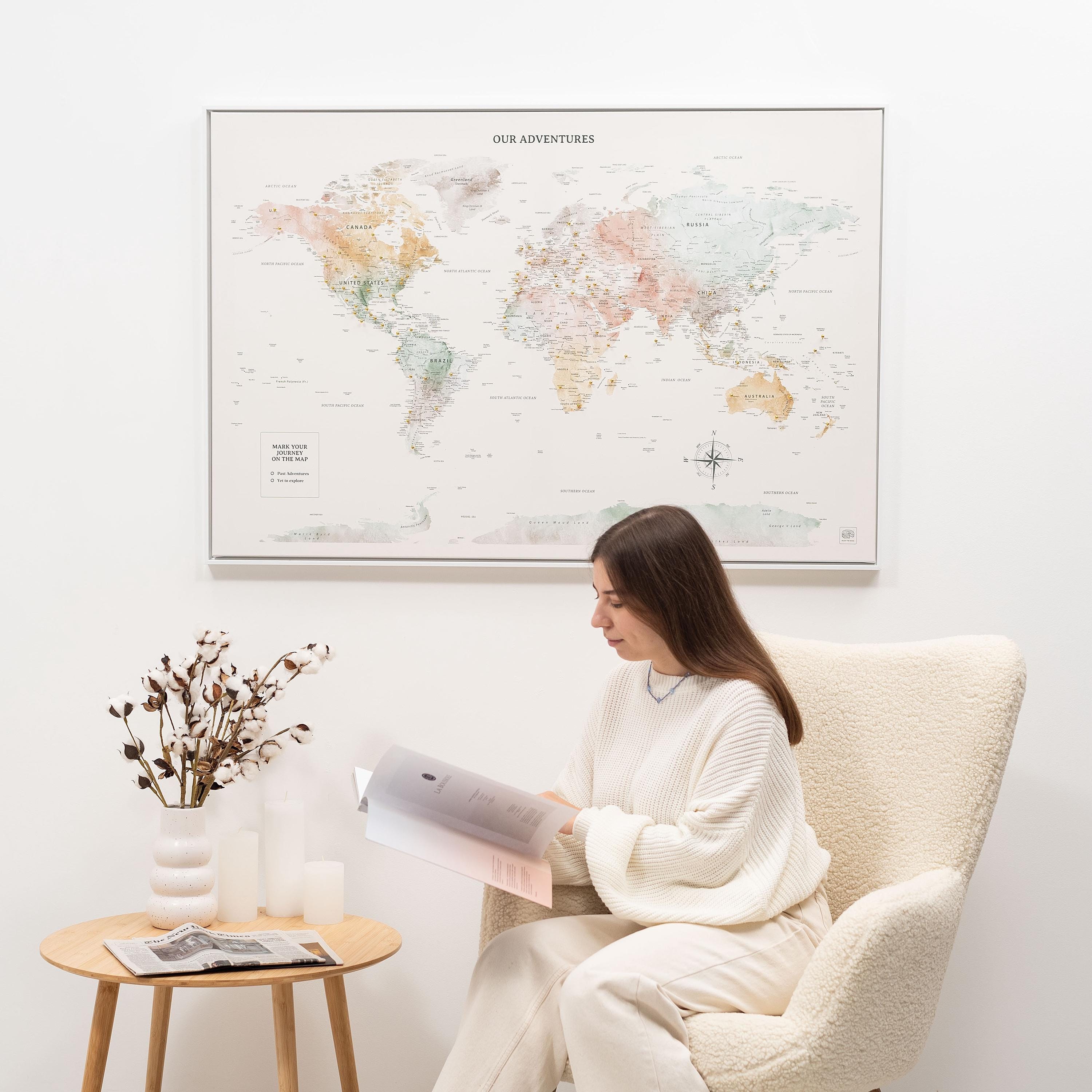 Mapa de pared en tonos apagados, mapa de viaje con chinchetas, tablero ...