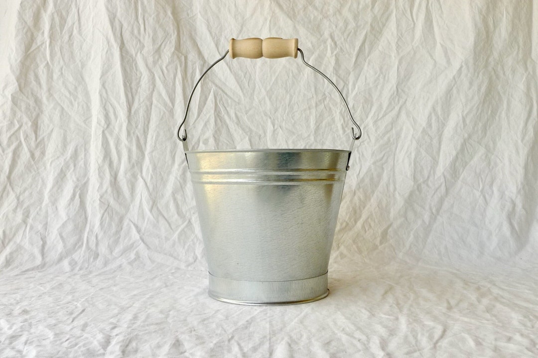 Seau à eau en zinc, seau à eau avec anse en bois, articles de maison ...
