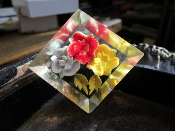 Gorgeous vintage reverse carved Art Deco lucite brooc… - Gem