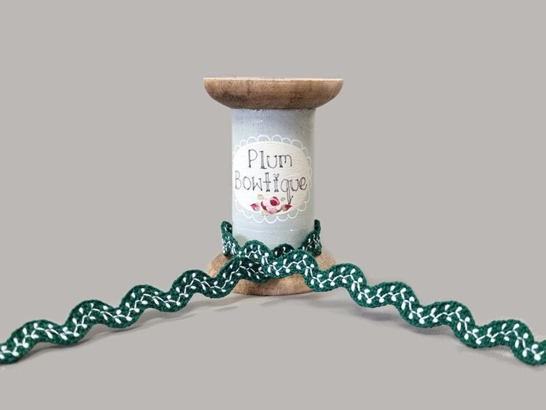 White Vine Stitch on Forest Green Large Ric Rac Trim, 11mm (7/16in ...