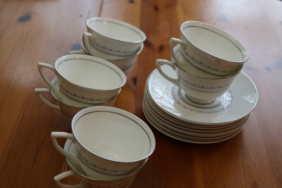 NEVER USED - Lots of 8 Tea Cups and 8 Saucers Royal Doulton "tiara ...