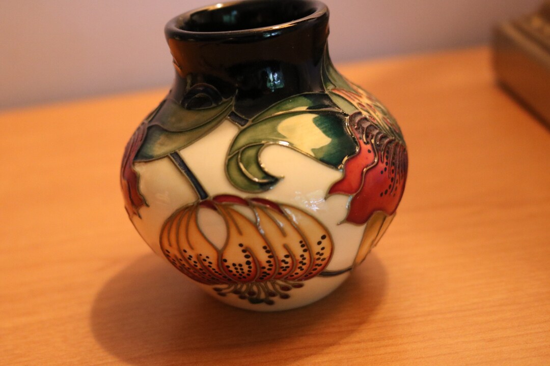 Moorcroft Vase Anna Lily Design by Nicola Slaney, Beautiful Vase, Posy ...