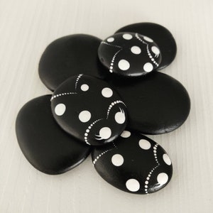 Set of 7 Ready to Paint Flat Stones, 4 Black Painted Blank and 3 Little ...