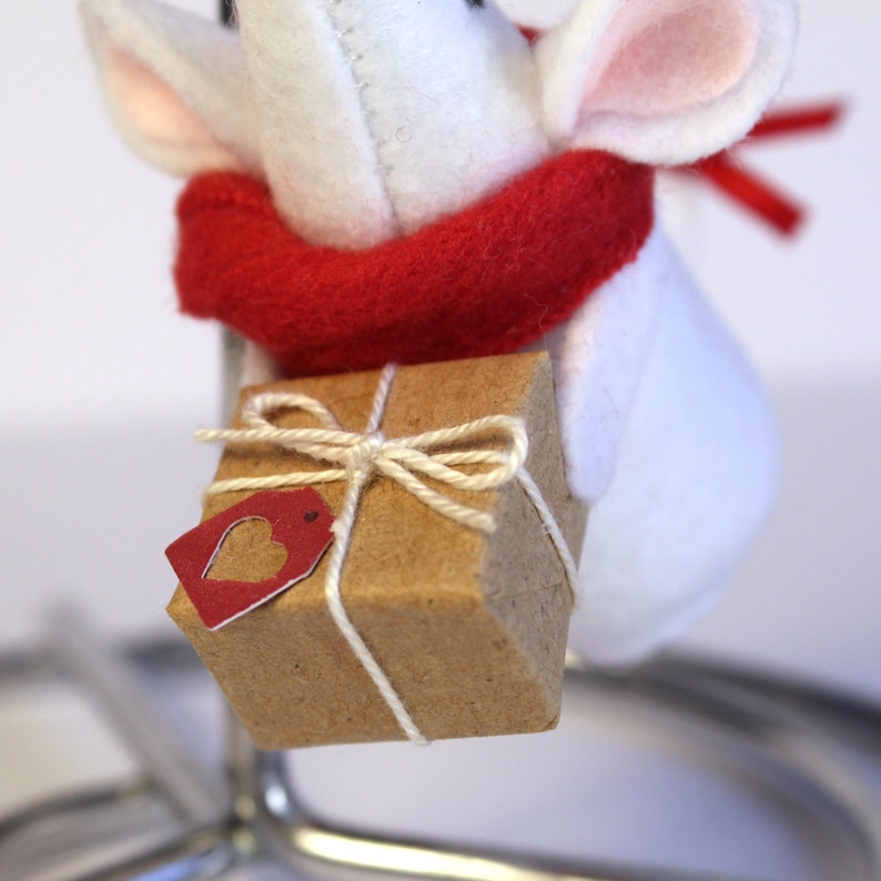 Christmas Gift Giving Mouse - Handmade Felt Ornament - Etsy