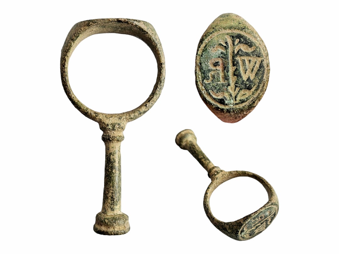 Bronze Post Medieval Pipe Tamper Seal Ring With 'W R' Initials Circa ...