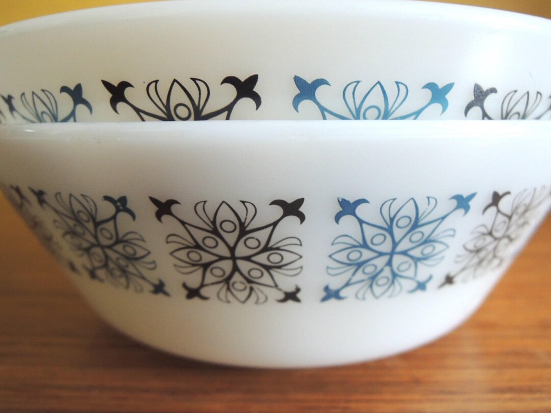 A Pair of JAJ Pyrex Chelsea Design Small Bowls With Handles / 60s ...
