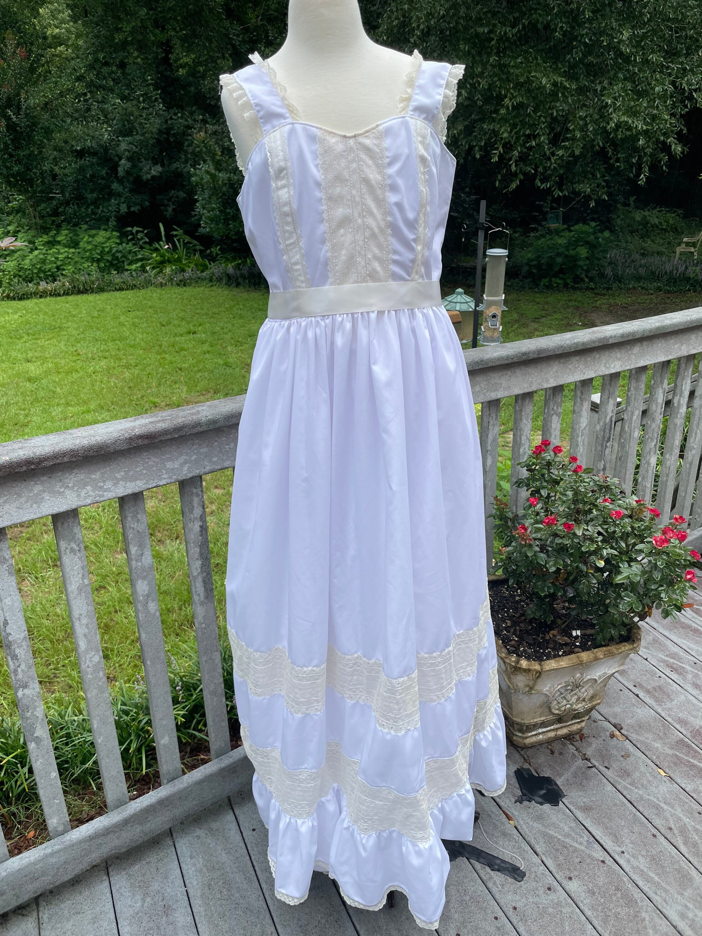 White Dresses For Juniors Graduation