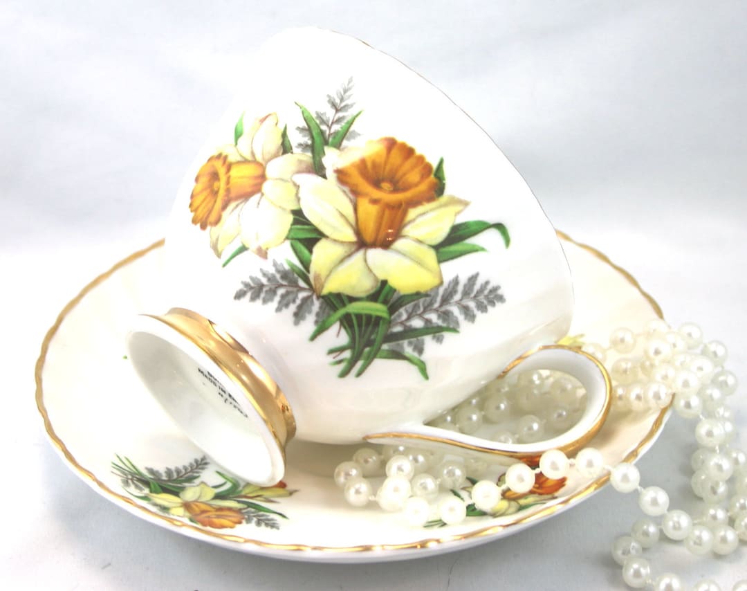 Mayfair Lovely Duo, Yellow Jonquil Accent on White Swirled Borders ...