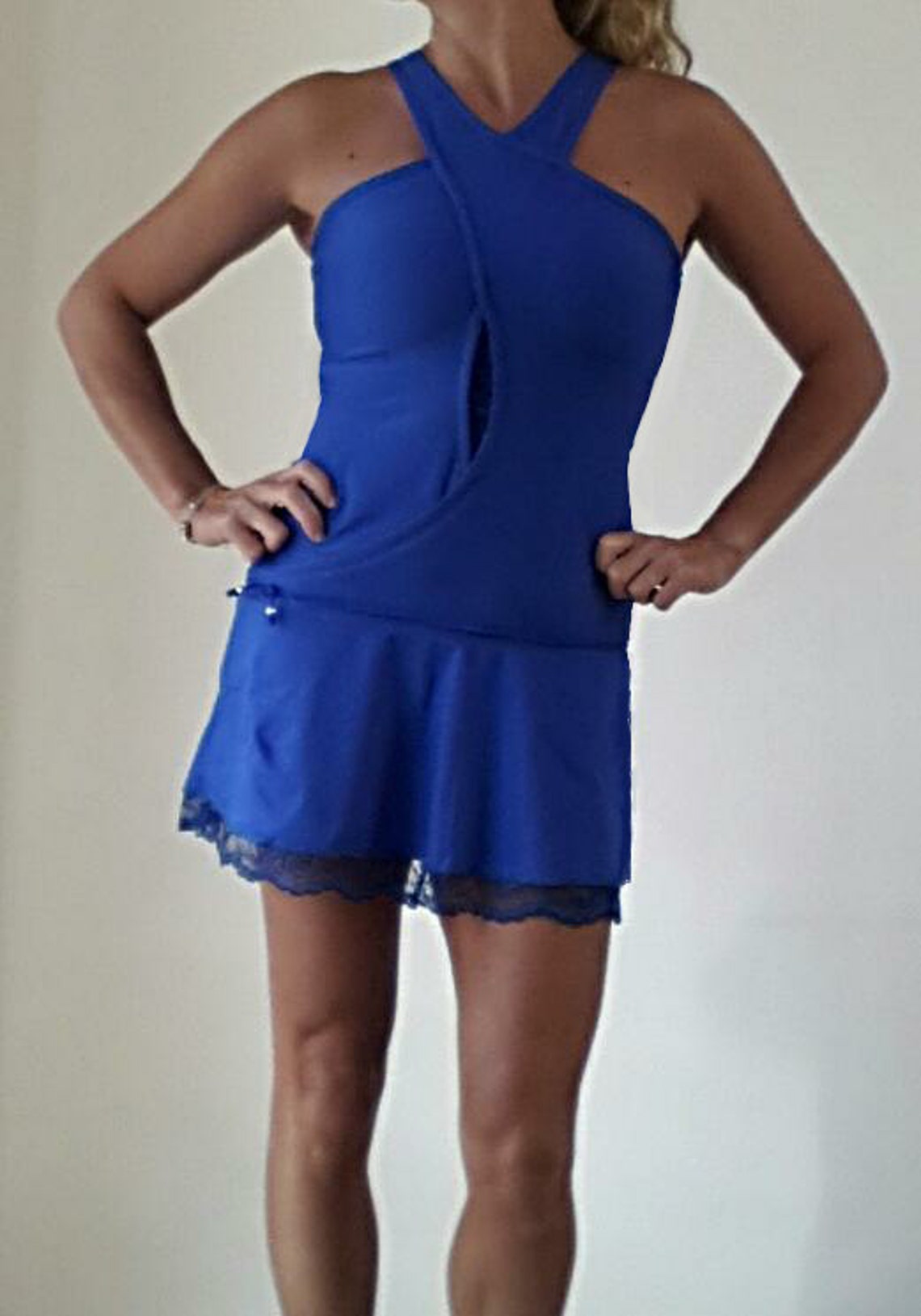 Robe tennis bleue avec dentelle dans le dos et sur le bas de la jupe ...