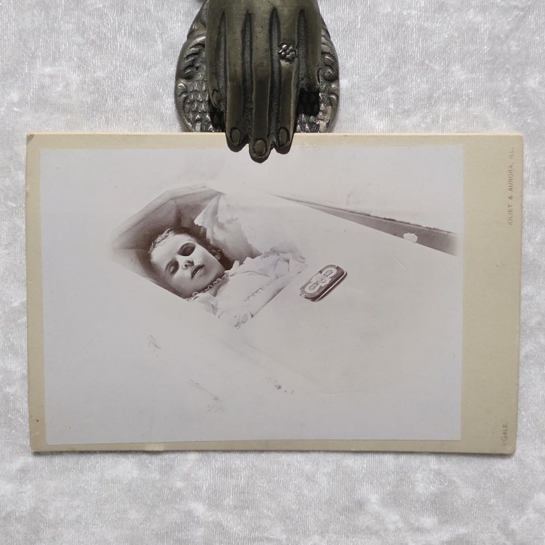 Belle photo de carte pour armoire funéraire post mortem victorienne. Une jeune fille dans le ...