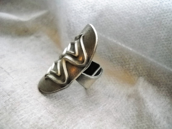 1970s long knuckle ring with Egyptian motifs, adjusta… - Gem
