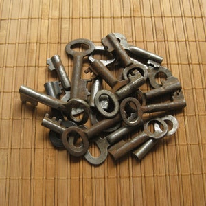 Vintage Metal Keys, Silvertone Metal Key, Rusty Hardware, Scrap Craft ...