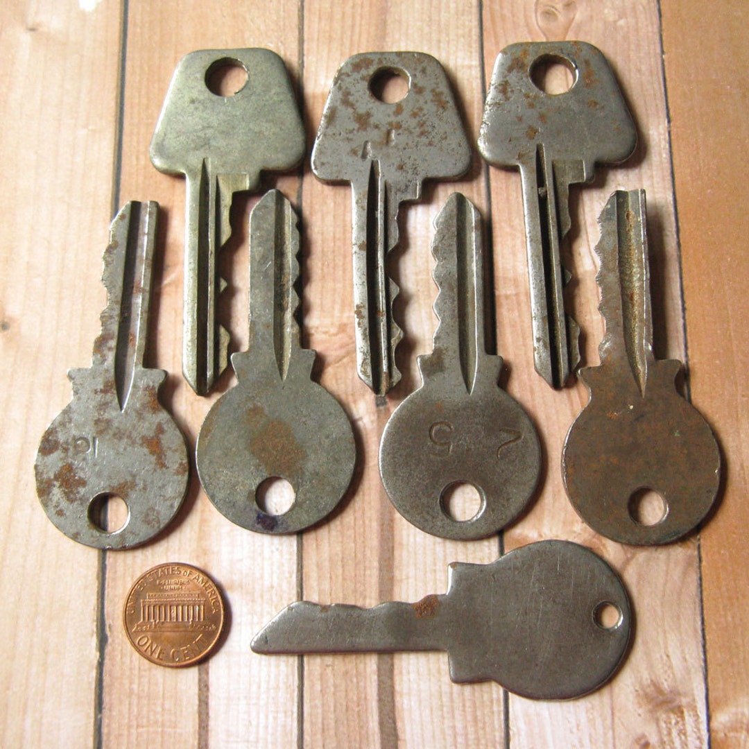 Vintage Skeleton Keys, Rusty Metal Keys, Vintage Key Charms, Sculpture ...