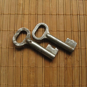 Vintage Metal Keys, Silvertone Metal Key, Rusty Hardware, Scrap Craft ...