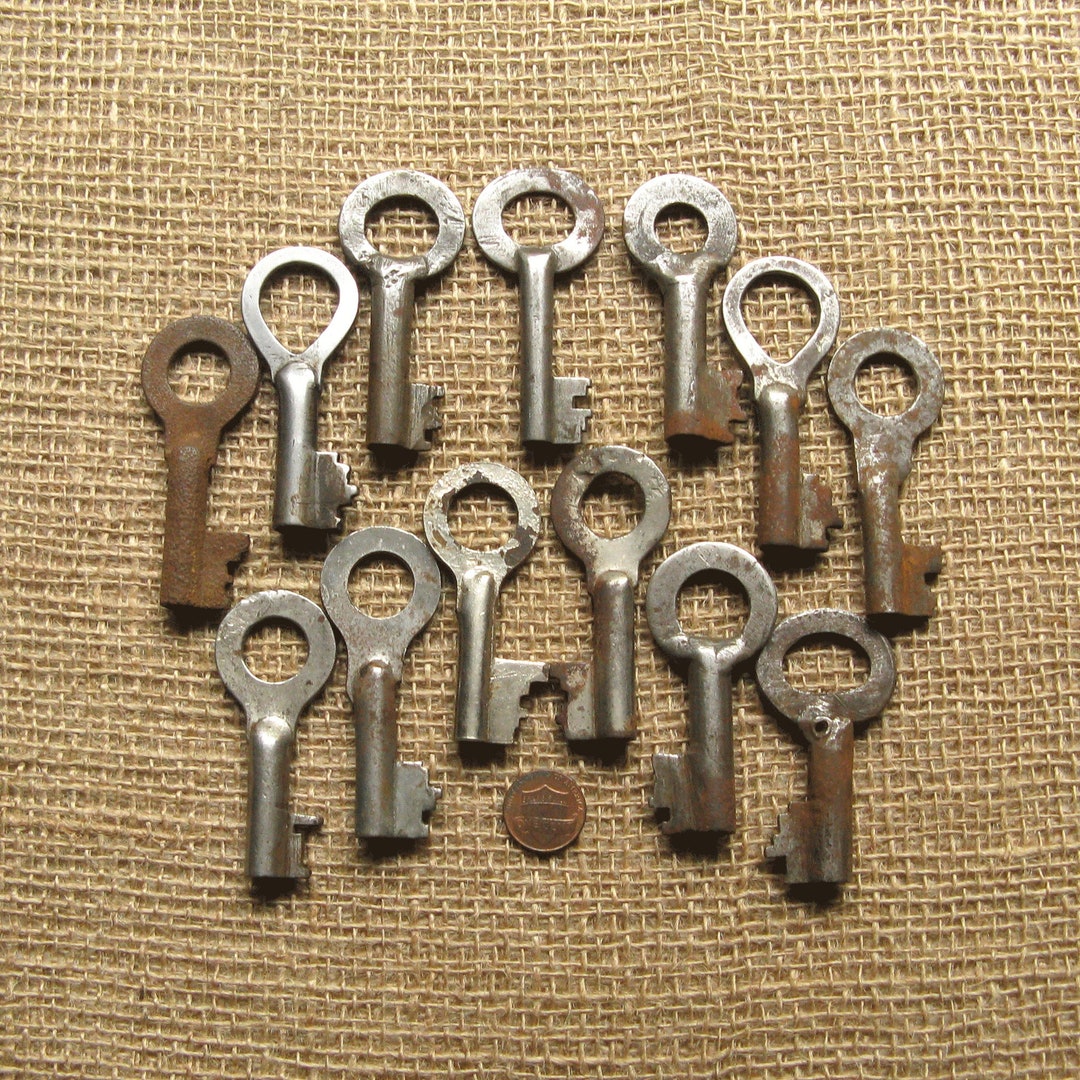 13 Pcs Vintage Skeleton Keys, Rusty Metal Keys, Vintage Key Charms ...