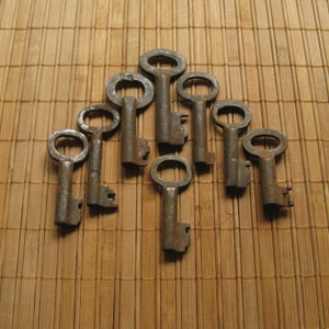 Vintage Metal Keys, Silvertone Metal Key, Rusty Hardware, Scrap Craft ...