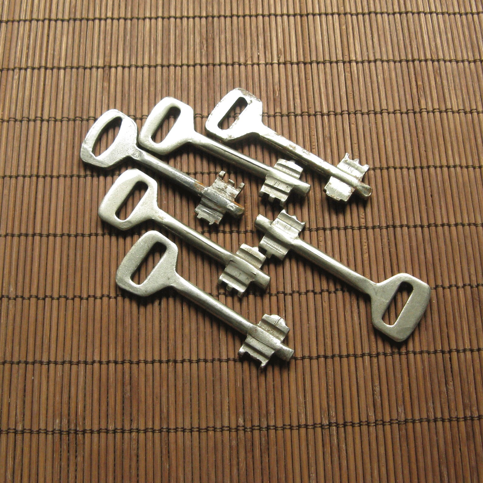 Vintage Metal Keys Silvertone Metal Key Rusty Hardware - Etsy