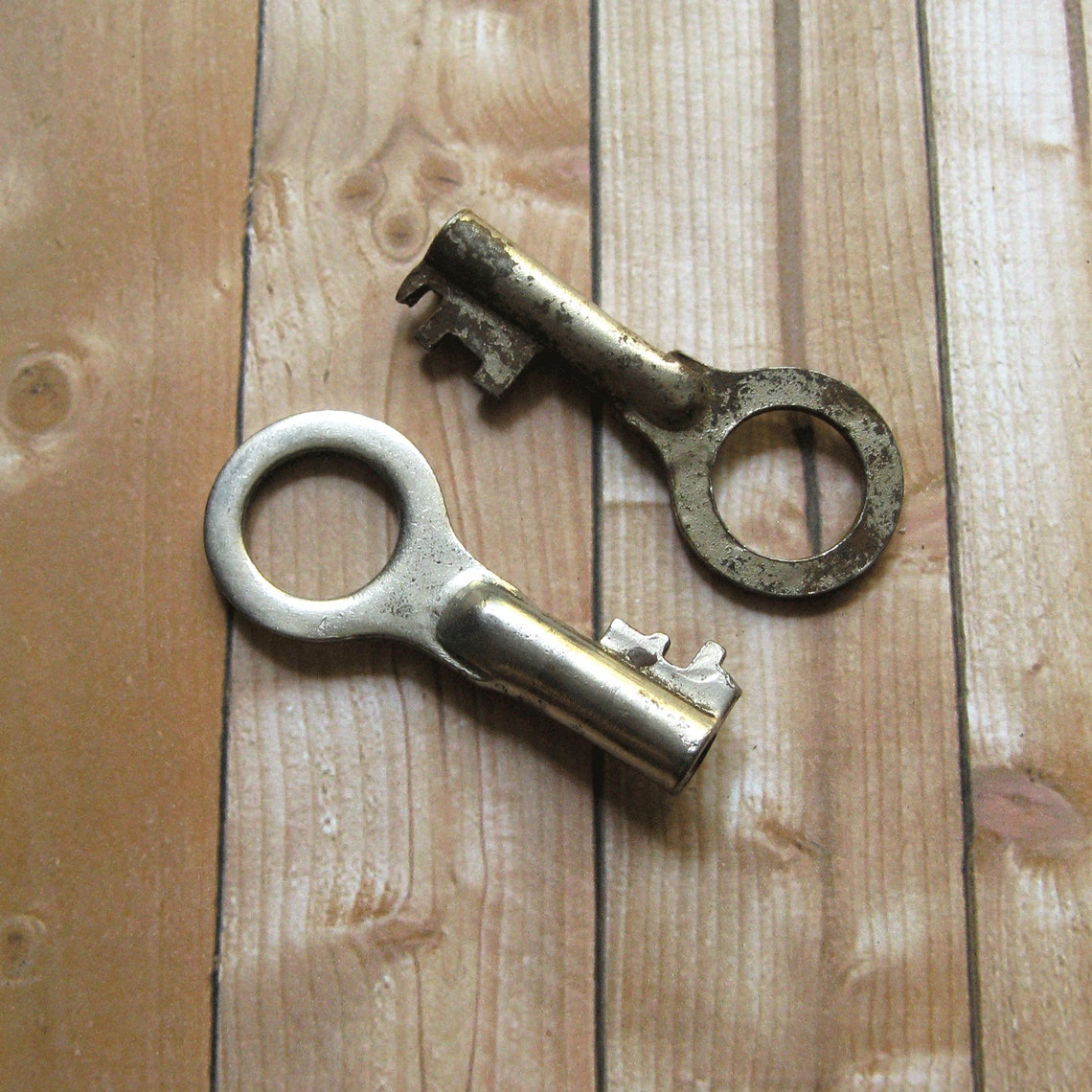 Vintage Metal Keys Silvertone Metal Key Rusty Hardware | Etsy