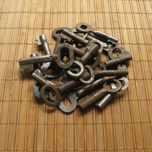 Vintage Metal Keys, Silvertone Metal Key, Rusty Hardware, Scrap Craft ...