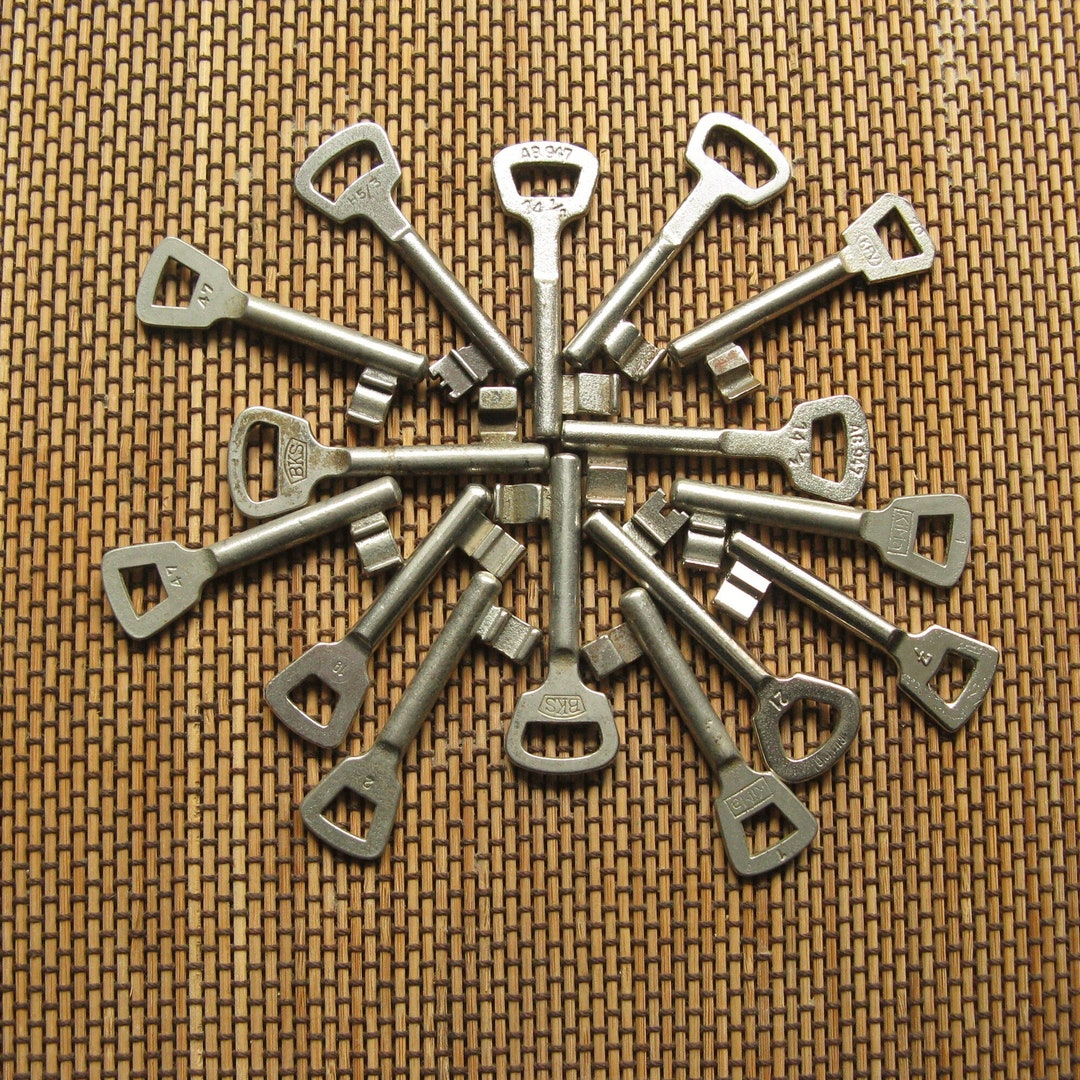 Vintage Skeleton Keys, Old Fashioned Keys, Large Metal Keys, Old Keys ...