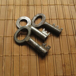 Vintage Metal Keys, Silvertone Metal Key, Rusty Hardware, Scrap Craft ...
