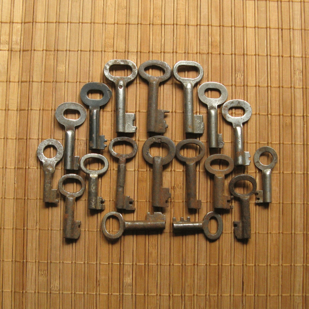 Vintage Metal Keys, Silvertone Metal Key, Rusty Hardware, Scrap Craft ...