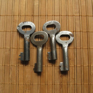 Vintage Metal Keys, Silvertone Metal Key, Rusty Hardware, Scrap Craft ...