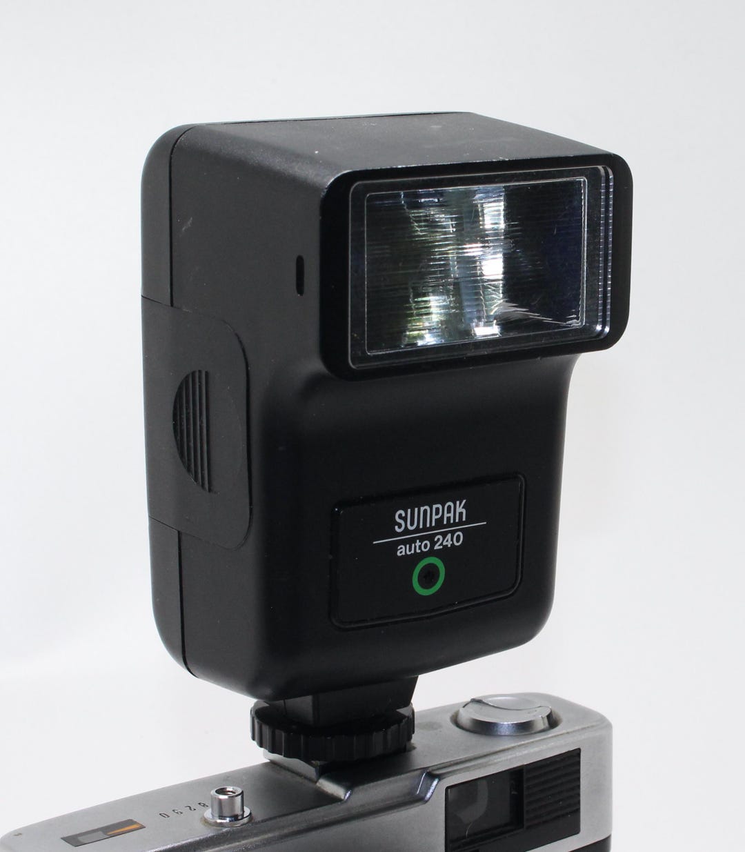 Sunpak Auto 240 Electronic Flash Unit With Batteries and Built-in Sync ...