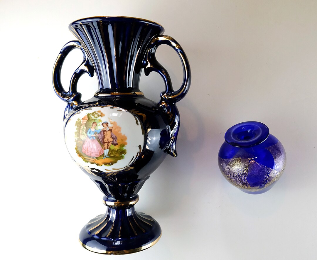 Zwei königsblaue Vasen inklusive signierte MTARFA Vase, Glas und ...