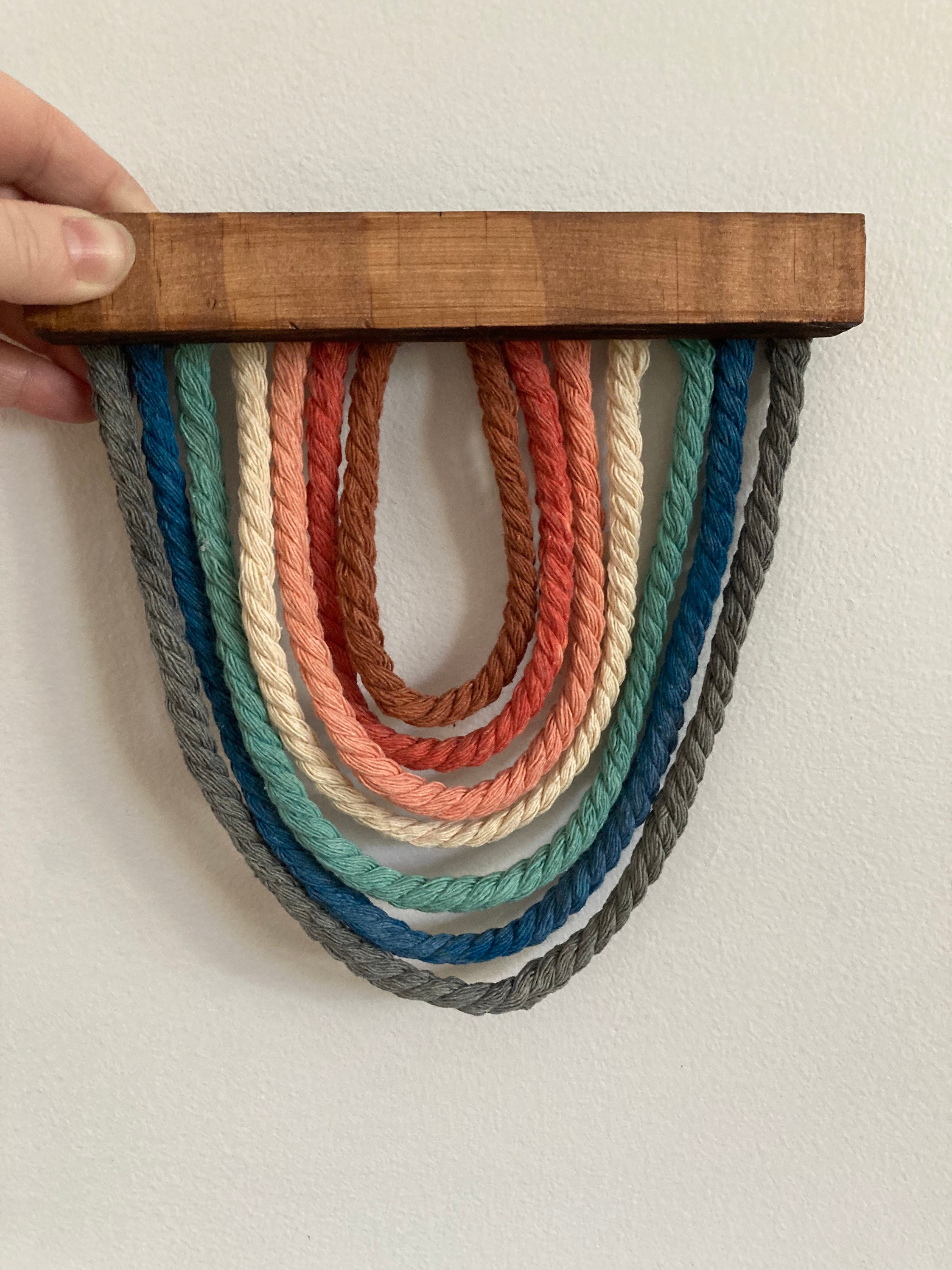 Colgante de pared de macramé teñido a mano retro / Old School / Madera ...