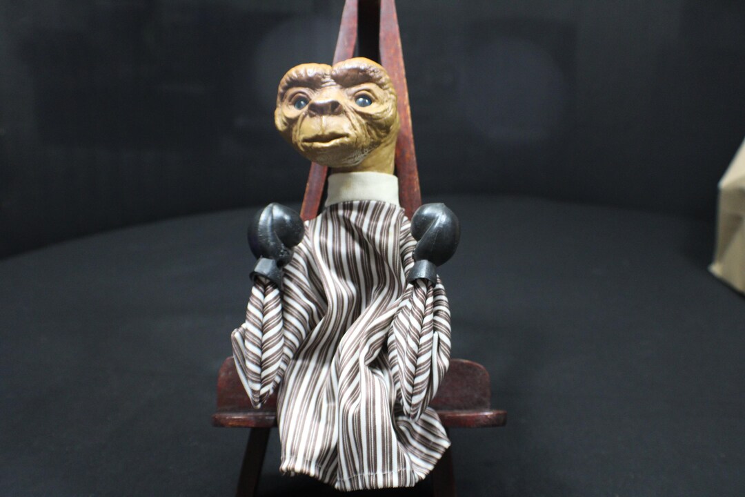 A Vintage ET ( Extra Terrestrial) Boxing Puppet in Great Original ...